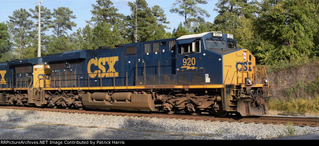 CSX 920 ES44AH CSX 7919 X-LMSX 701 C40-8W bring a manifest south through CSX Wyvern Yard in ...